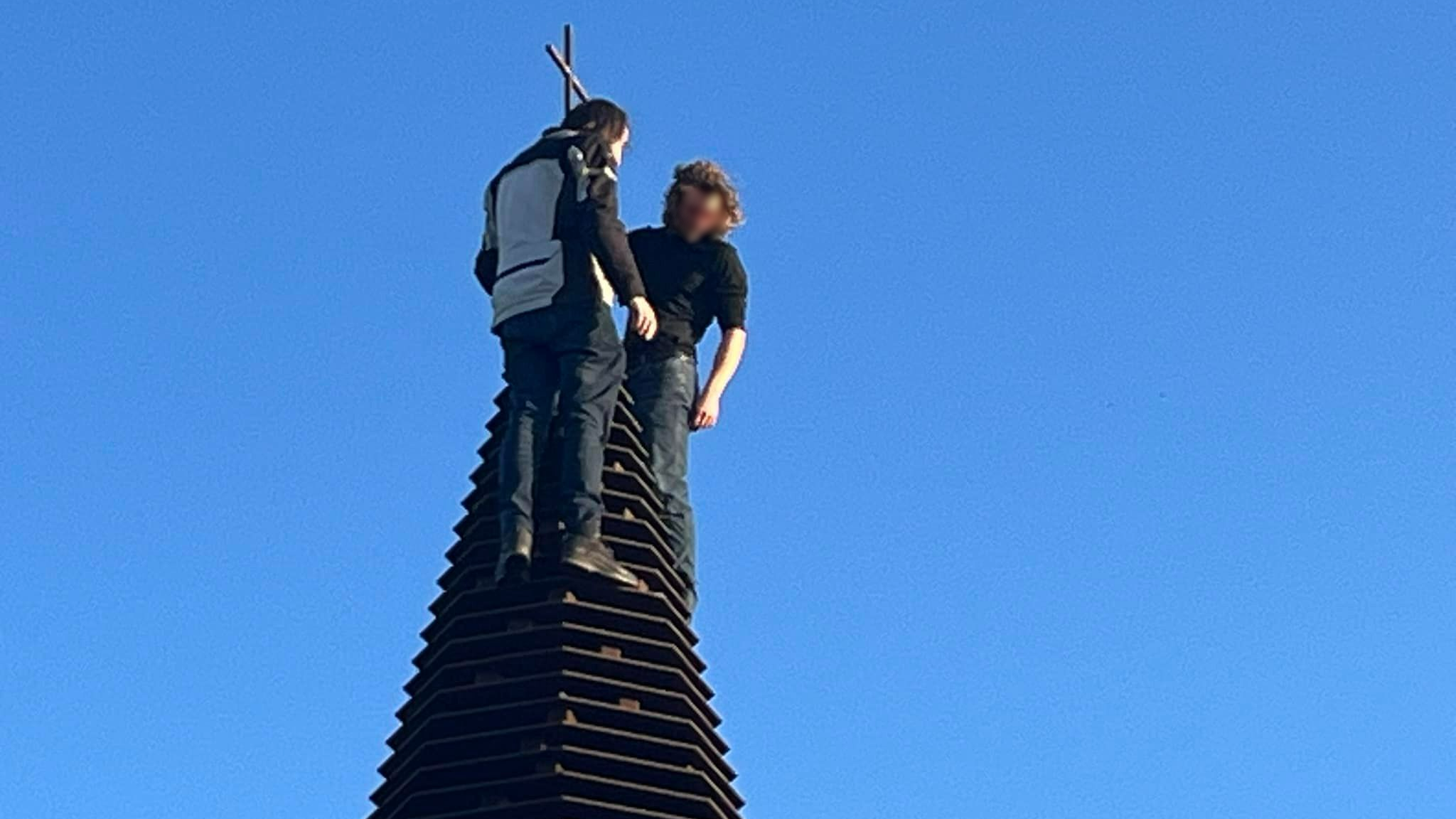Jugendliche erklimmen Dachstuhl des Kirchenkunstwerks in Borgloon | VRT ...