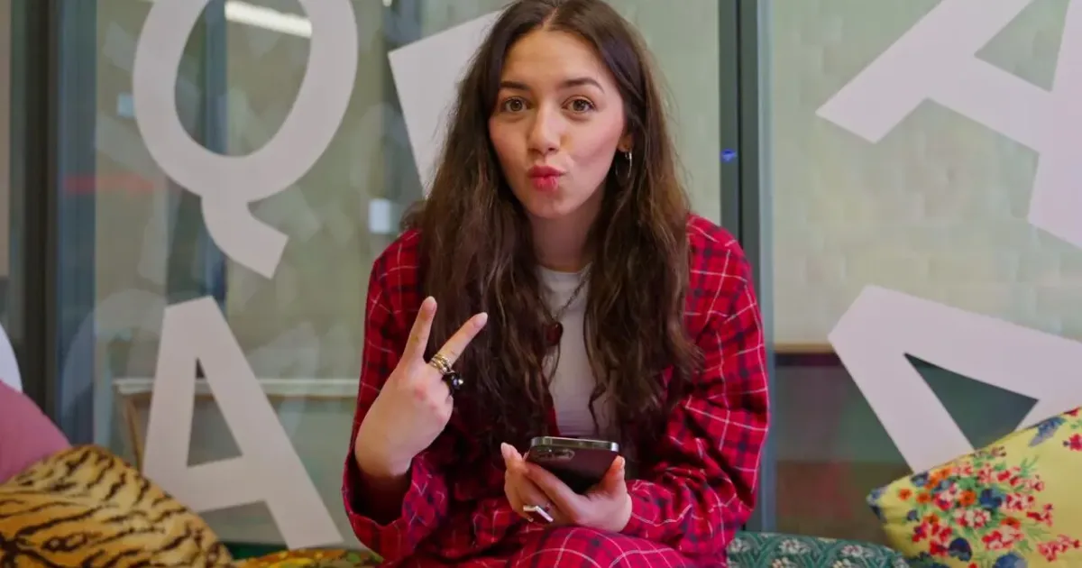 Flo Windey swipet en datet in naam van de wetenschap in nieuwe faqda ...