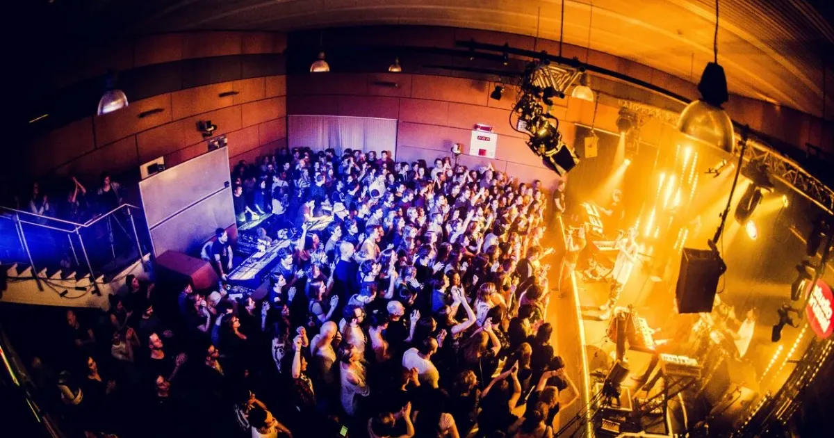 Over bezwete knuffels en stagediven vanop het balkon: internationale ...