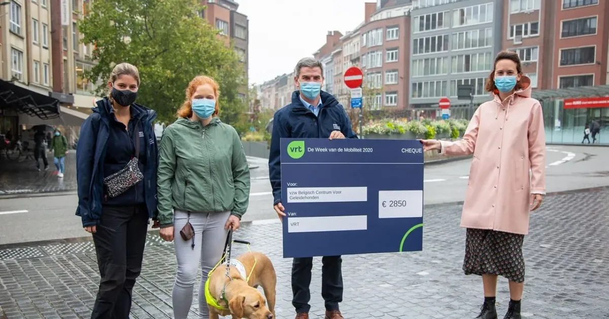 VRT-collega’s doneren 2850 euro voor Geleidehonden | VRT